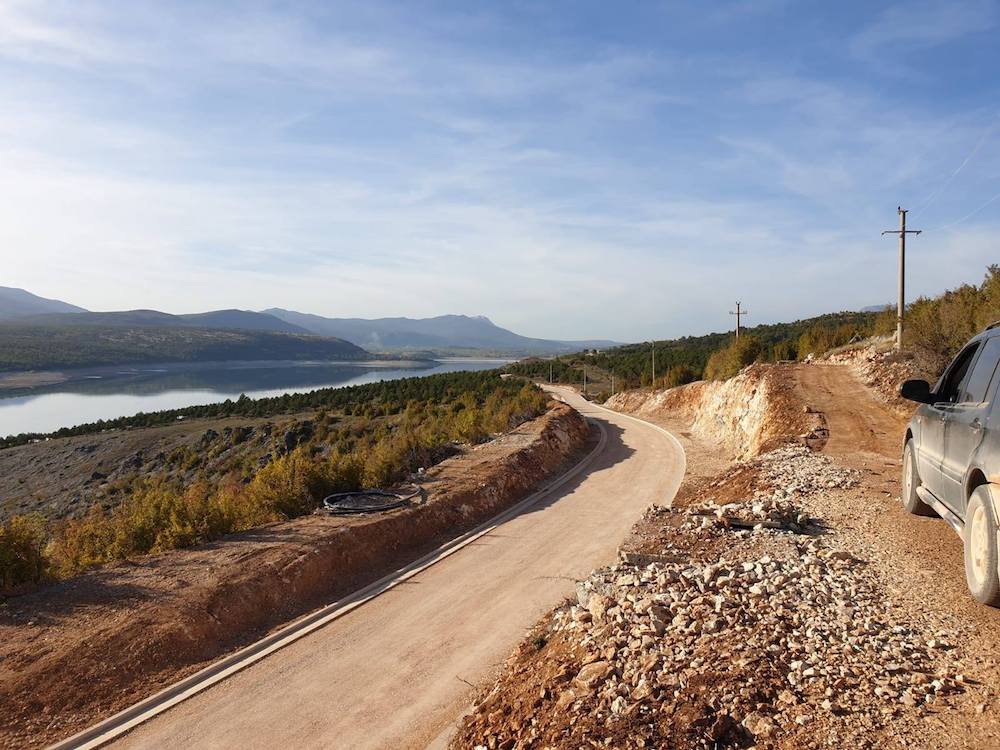 FOTOGALERIJA Pogledajte kako napreduje asfaltiranje ceste Koljane-Dabar ...