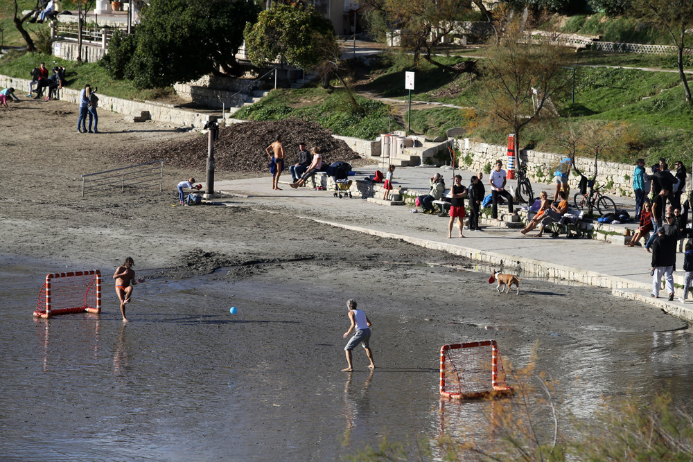 FOTOGALERIJA: Božićni picigin na Bačvicama | Dalmatinski portal