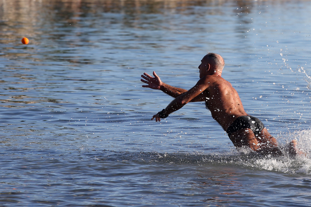 FOTOGALERIJA: Božićni picigin na Bačvicama | Dalmatinski portal
