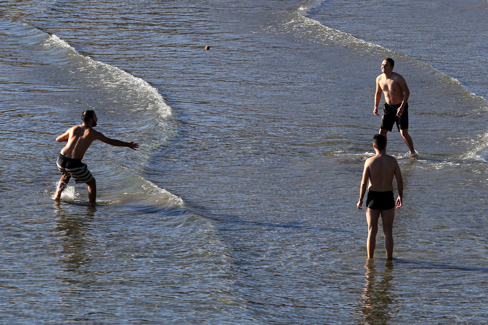 FOTOGALERIJA: Božićni picigin na Bačvicama | Dalmatinski portal
