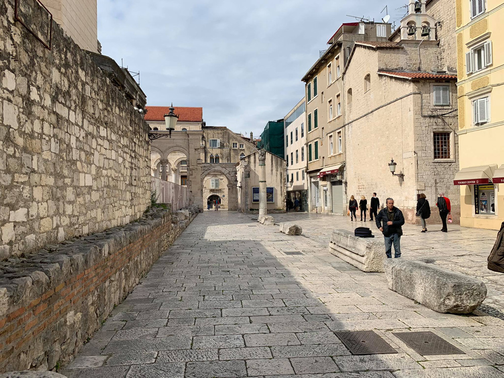 NEUOBIČAJENA SLIKA SPLITA: Prazna stara gradske jezgra i Riva u ...