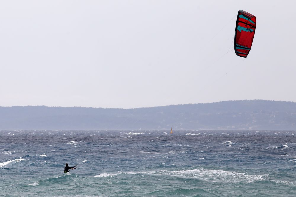 FOTOGALERIJA Kitesurferi i surferi na Žnjanu danas došli na svoje ...