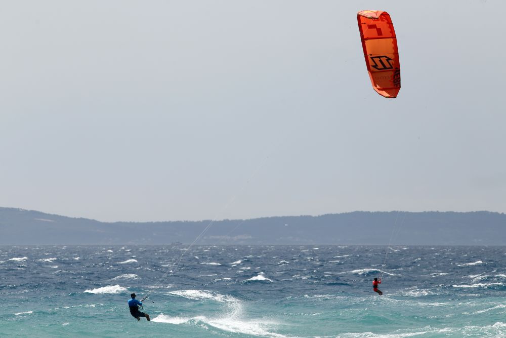 FOTOGALERIJA Kitesurferi i surferi na Žnjanu danas došli na svoje ...