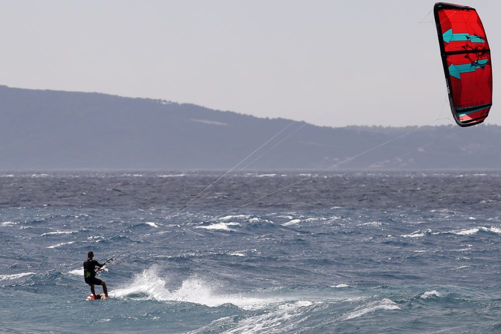 FOTOGALERIJA Kitesurferi i surferi na Žnjanu danas došli na svoje ...