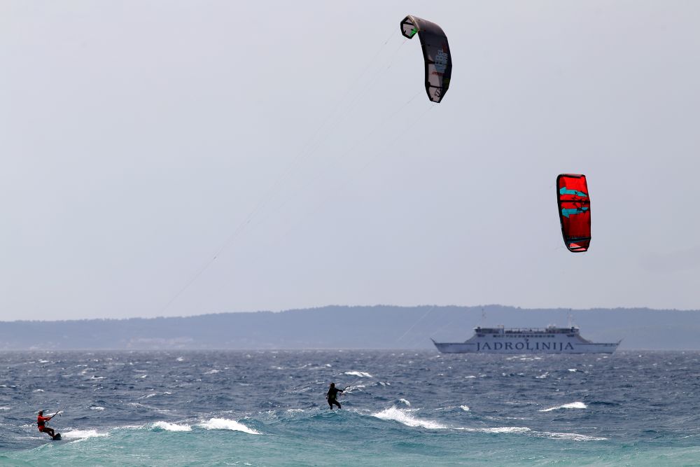 FOTOGALERIJA Kitesurferi i surferi na Žnjanu danas došli na svoje ...