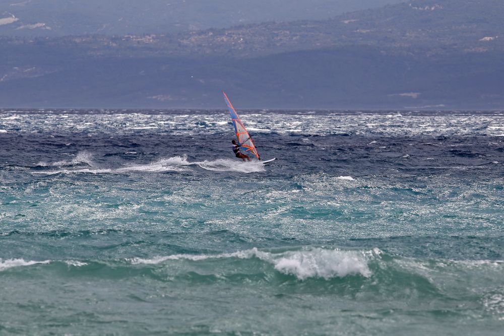 FOTOGALERIJA Kitesurferi i surferi na Žnjanu danas došli na svoje ...