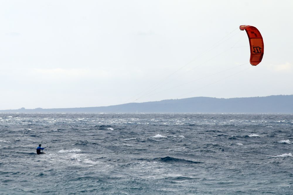 FOTOGALERIJA Kitesurferi i surferi na Žnjanu danas došli na svoje ...
