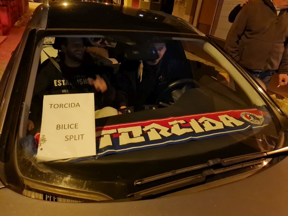 FOTOGALERIJA Prema Petrinji s humanitarnom pomoći krenula i Torcida ...