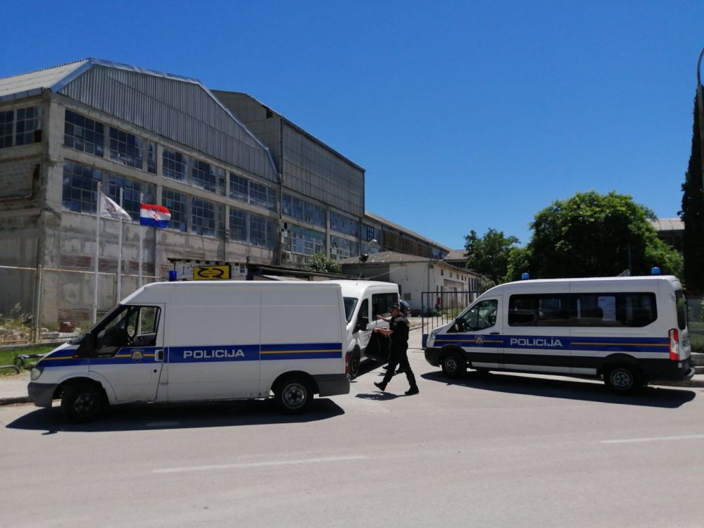 FOTO/VIDEO: INTERVENTNA POLICIJA U R.L.E. VRANJIC 'Izbacili su nas kao vreću govana ...