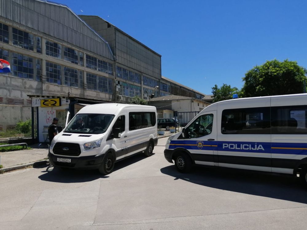 FOTO/VIDEO: INTERVENTNA POLICIJA U R.L.E. VRANJIC 'Izbacili su nas kao vreću govana ...