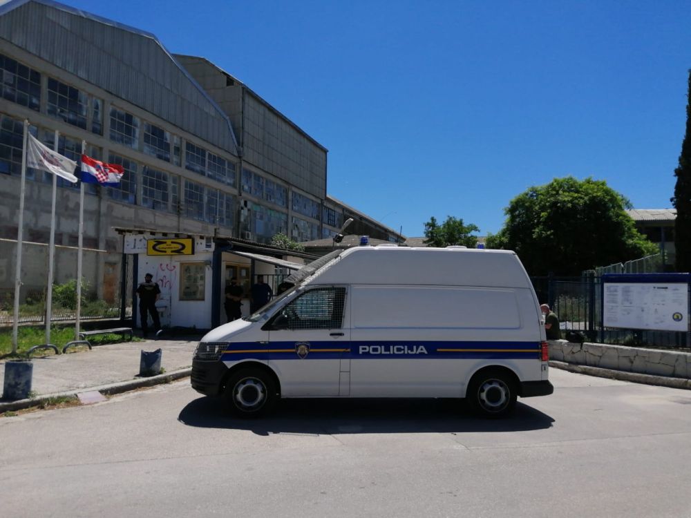 FOTO/VIDEO: INTERVENTNA POLICIJA U R.L.E. VRANJIC 'Izbacili su nas kao vreću govana ...