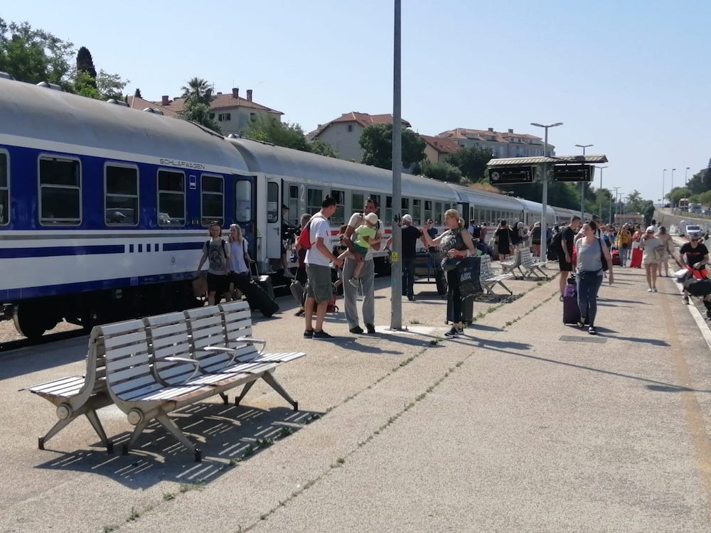 STIGAO S VELIKIM KAŠNJENJEM Nakon 30 godina direktan vlak iz Osijeka za ... STIGAO S VELIKIM KAŠNJENJEM Nakon 30 godina direktan vlak iz Osijeka za ...