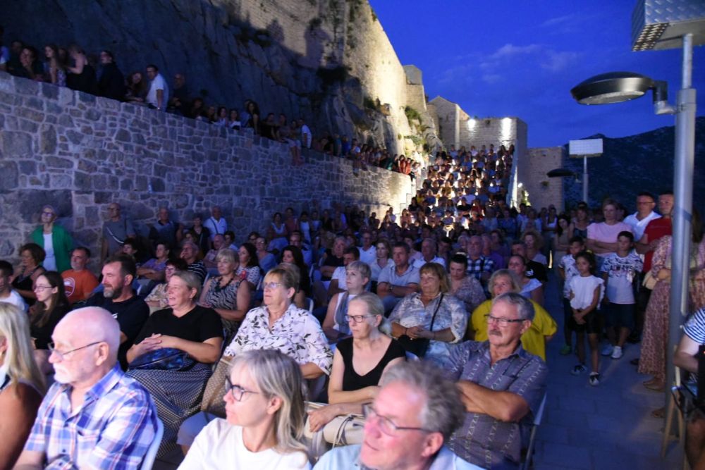 FOTOGALERIJA Predstava 'Jel' tako, Zorane' privukla mnoge na klišku ...
