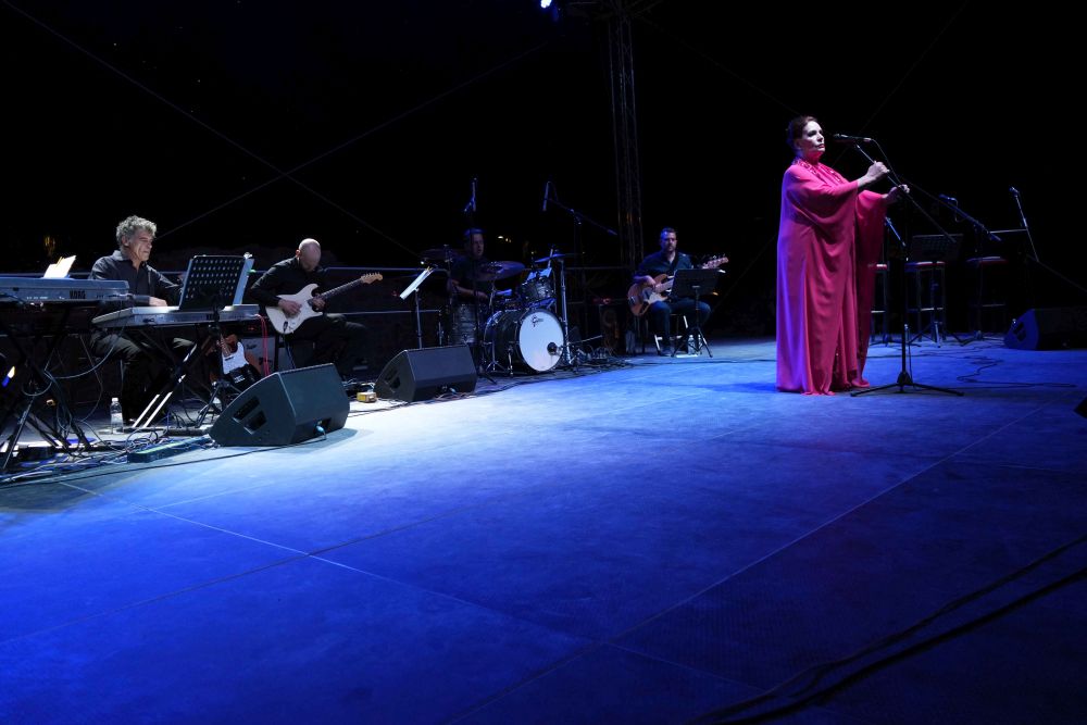 FOTOGALERIJA Radojka Šverko oduševila koncertom prepunu solinsku Gradinu | Dalmatinski portal