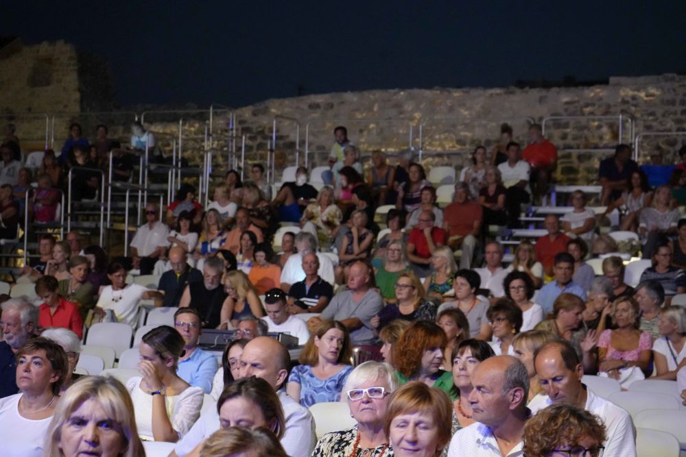 FOTOGALERIJA Radojka Šverko oduševila koncertom prepunu solinsku Gradinu | Dalmatinski portal