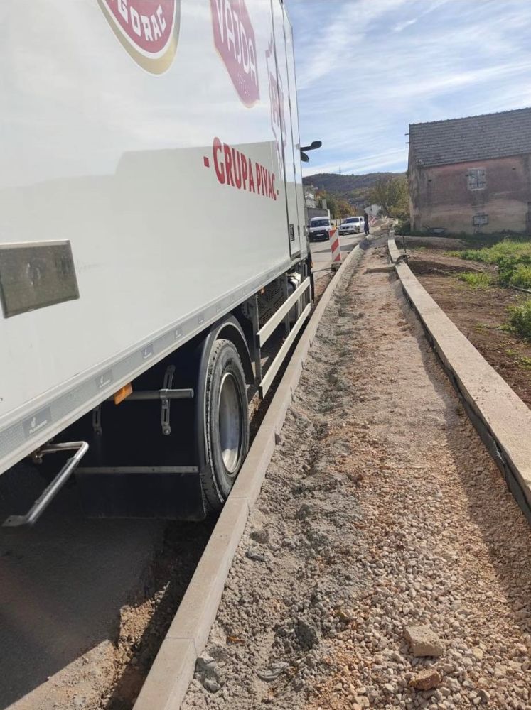 TRILJANI OGORČENI Novouređenom cestom kroz Grab ne mogu se mimoići dva ...