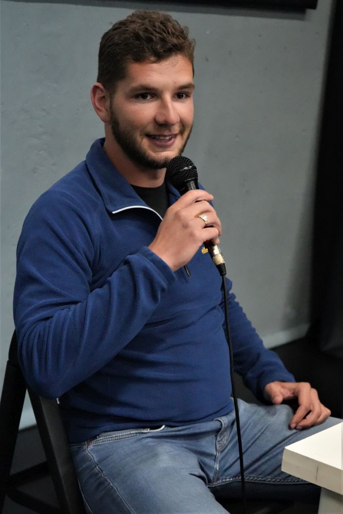 FOTOGALERIJA Toma Bareza predstavio knjigu 'Na dvi noge' | Dalmatinski ...