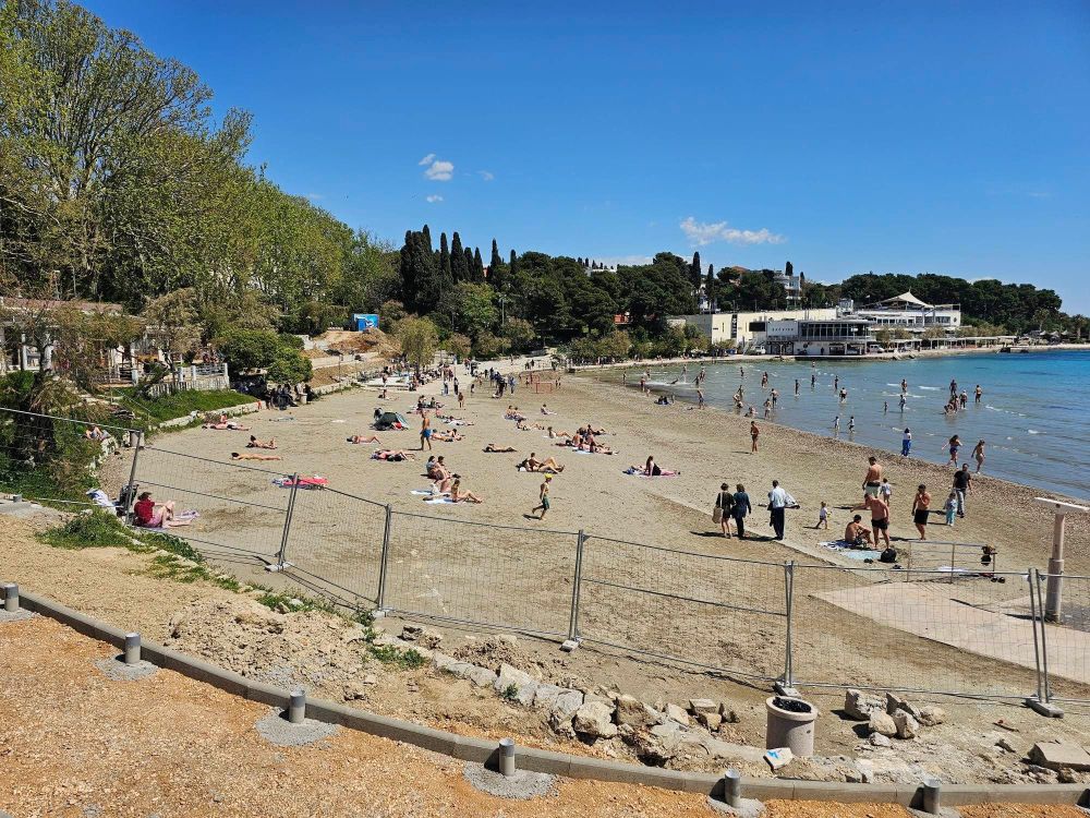 FOTOGALERIJA Omiljena splitska plaža puna kupača | Dalmatinski portal