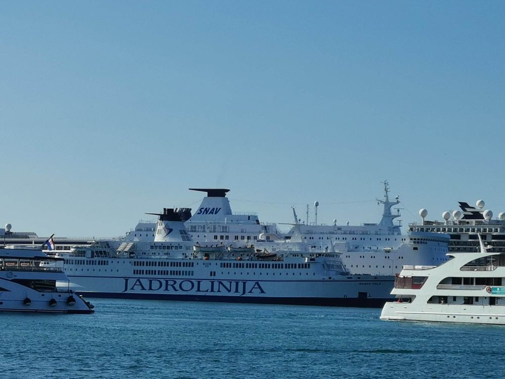 FOTOGALERIJA Splitska luka kao mravinjak | Dalmatinski portal