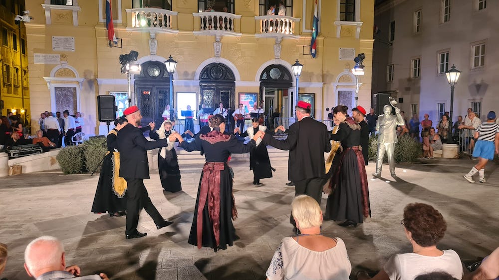 FOTOGALERIJA Ta divna splitska noć uz 'devićevce' na prepunom Trgu Gaje ...