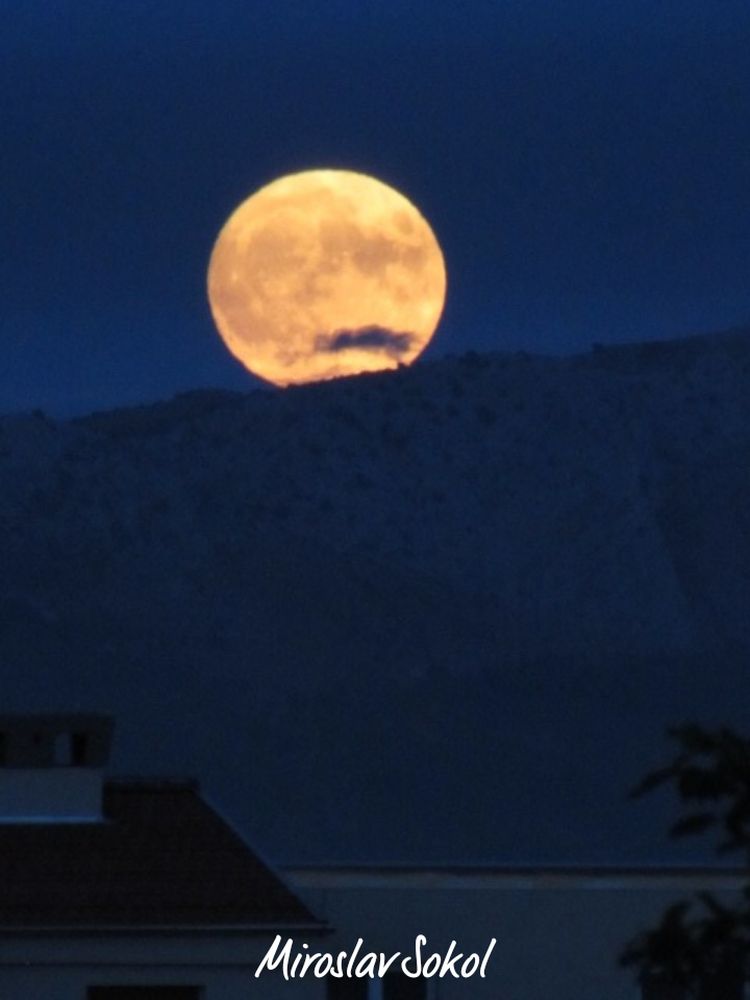 FOTO Neobičan Mjesec iznad Mosora | Dalmatinski portal