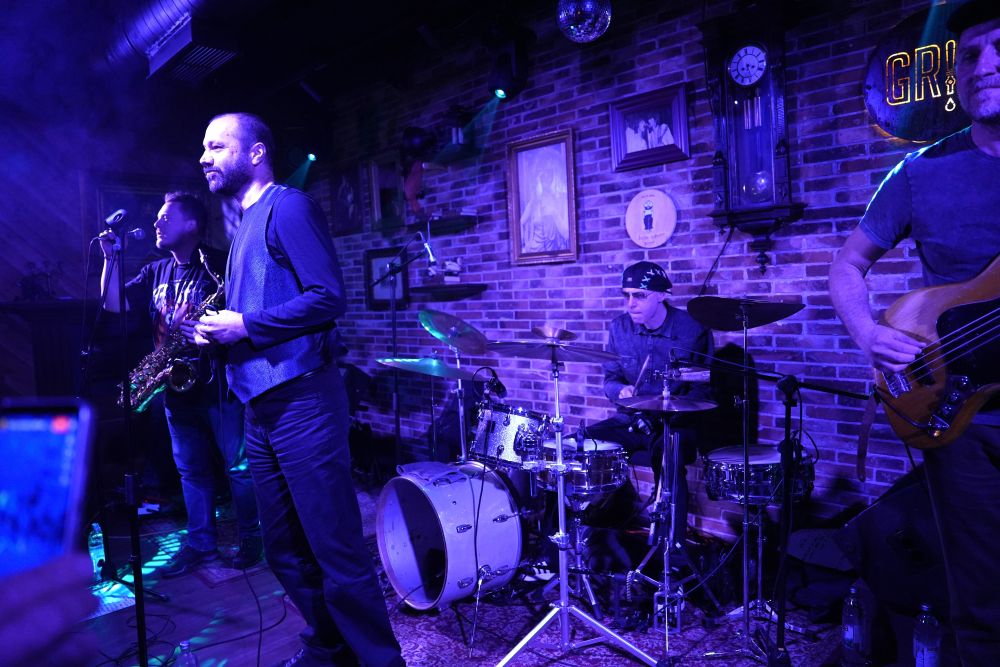 FOTOGALERIJA Dino Dvornik tribute band u BackBaru Plana B | Dalmatinski ...