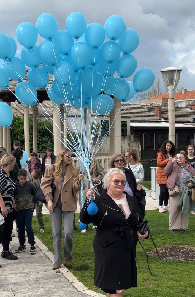 VIDEO Poletjeli plavi baloni u Solinu: 'Djeca s autizmom topla su i ...