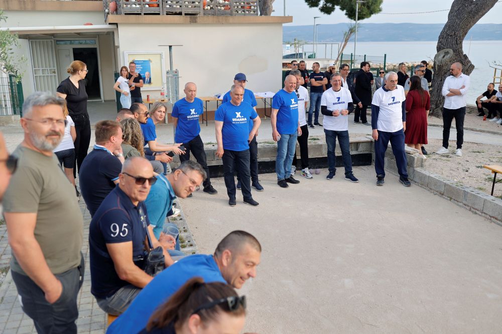 FOTOGALERIJA: HDZ-ovci iz 10. izborne jedinice opuštali se uz balote u Podstrani | Dalmatinski ...