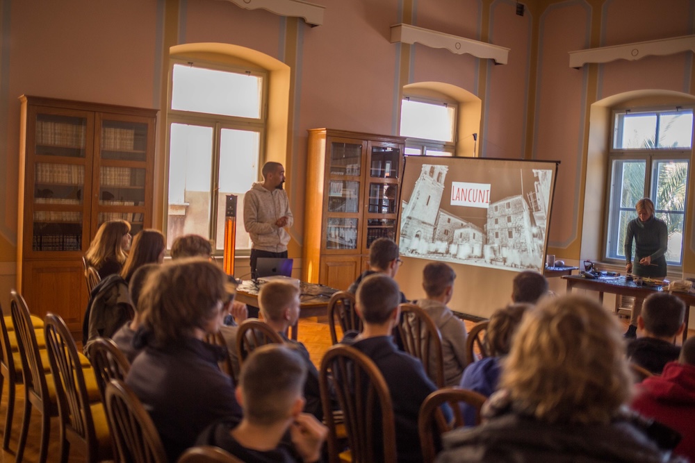 Stogodišnja tradicija 'Lancuna' oživjela u Starome Gradu | Dalmatinski ...