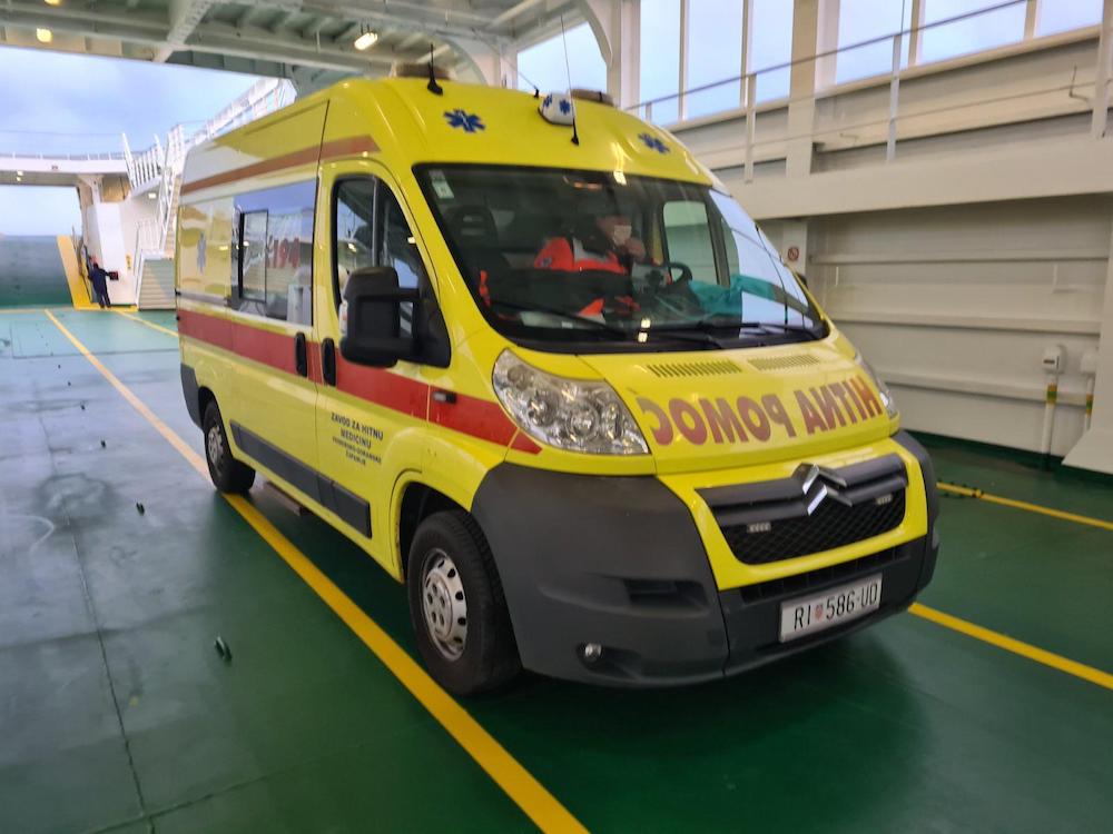 Trajekt Lošinj isplovio po orkanskoj buri i prevezao životno ugroženog ...