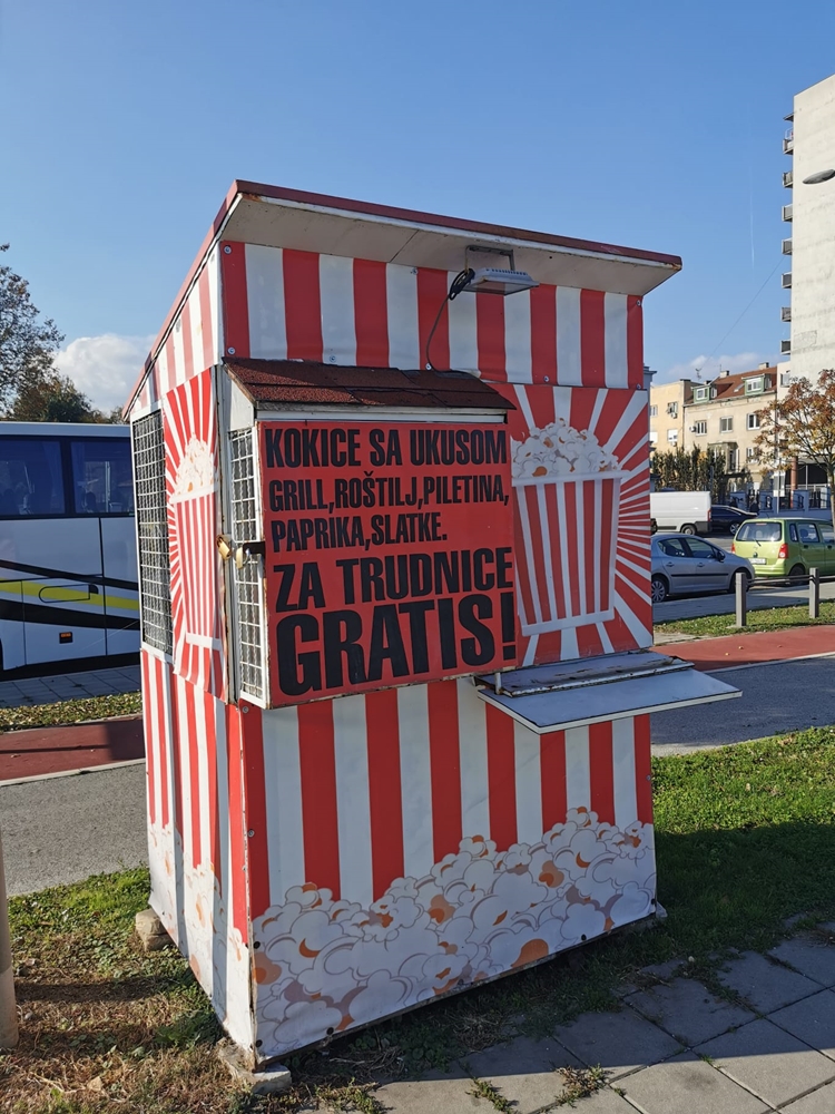 FOTO Na zanimljivom štandu za kokice jedna skupina ljudi jede besplatno ...