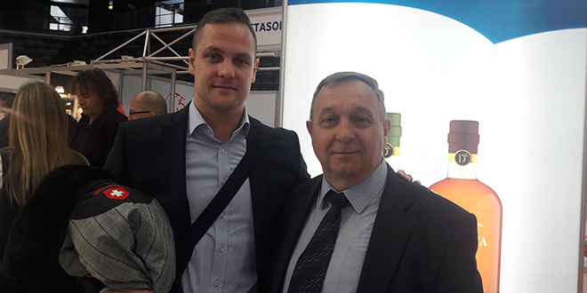 Ivan Kos posjetio štand Dalmacijavina, novinari ga pitali hoće li ...