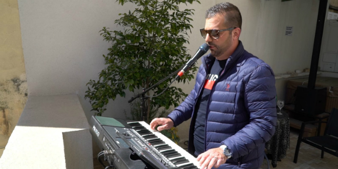 David Ricov s balkona zapjevao 'Kalelargu' za sebe i susjede, evo kako ...