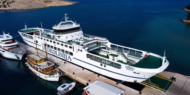 Trajekt Lošinj isplovio po orkanskoj buri i prevezao životno ugroženog ...