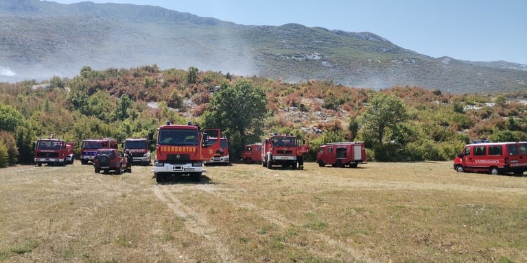 VIDEO: SRIJANE Požar razbuktao vjetar, u pomoć stiže kanader ...