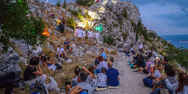 KONCERT NA VRHU BRDA Ove nedjelje ne propustite Perun Full Moon ...