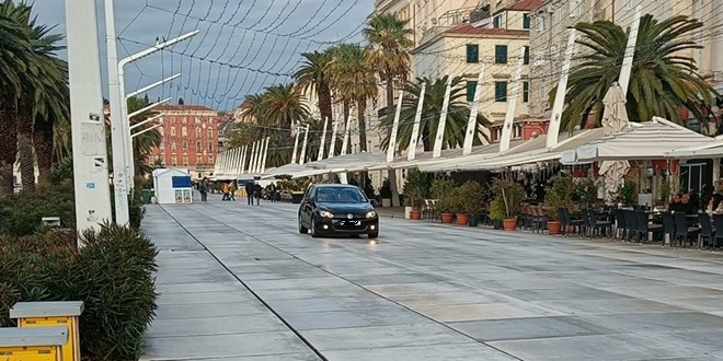 BEZBRIŽNO Automobilom posred Rive | Dalmatinski portal