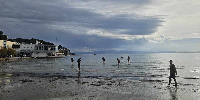 TRADICIJA SE NASTAVLJA Zaigrao se prvi novogodišnji picigin, morem se ...